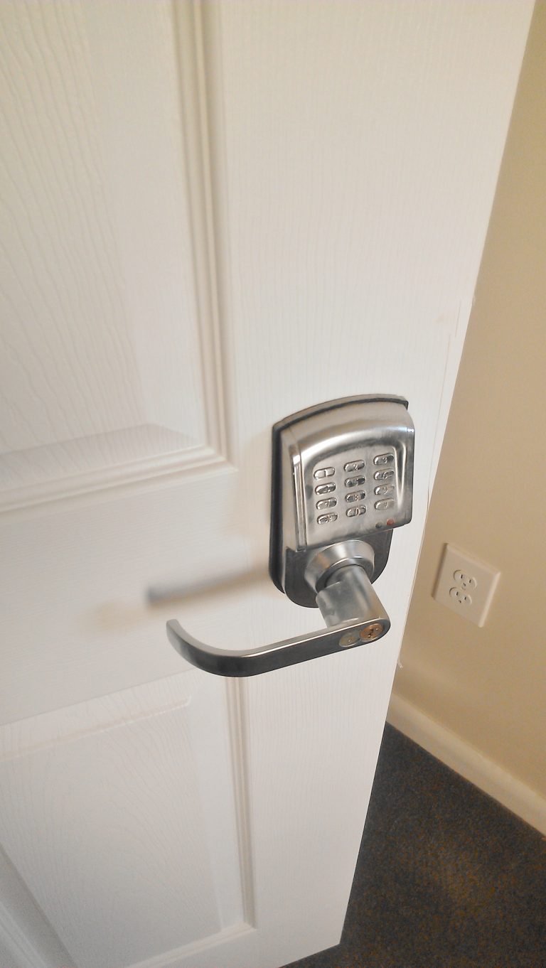 Mirrored sliding closet door lock - 22 secrets you probably didn't know ...