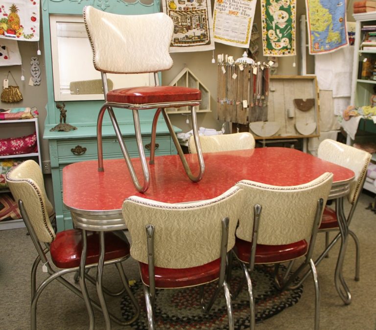 Red retro kitchen table chairs - When Red Become A Decoration Challenge ...